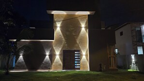 Um edifício moderno com entrada central e porta de vidro.