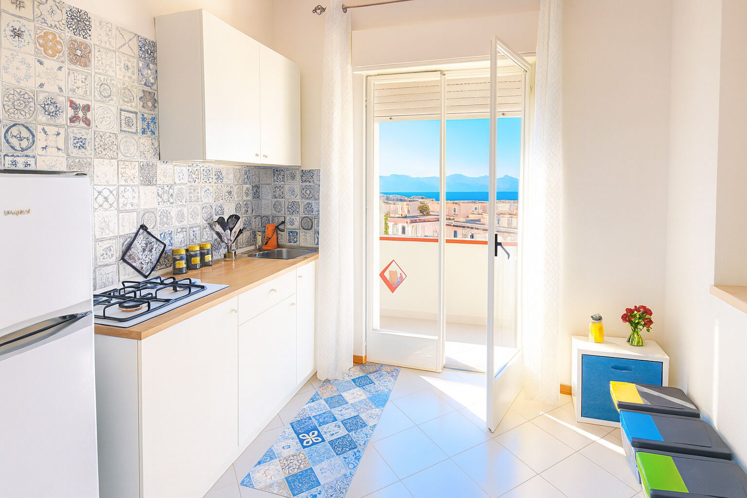 Apartamento, vista parcial para o mar | Cozinha privada | Uma cadeira de bebé 