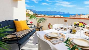 Apartamento, vista parcial para o mar | Terraço/pátio interior
