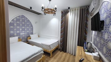 Quarto Twin Standard, 2 camas individuais | Cofre no quarto, secretária