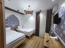 Quarto Twin Standard, 2 camas individuais | Cofre no quarto, secretária 