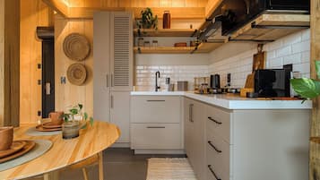Suíte estúdio design, sacada, vista para a cidade | Cozinha privada