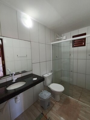 Quarto triplo standard | Banheiro | Chuveiro, toalhas de banho, sabonete, papel higiênico