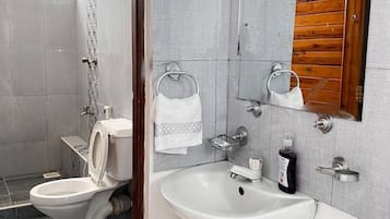 Apartamento luxo, sacada, vista para a cidade | Banheiro | Chuveiro, produtos de toalete grátis, chinelos, toalhas de banho