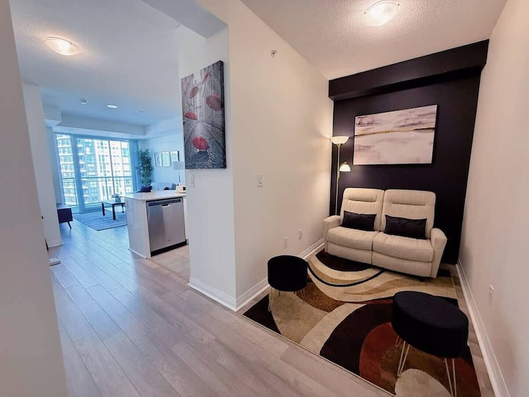 Luxury 1+den, Balcony, City View, Free Parking - Brampton