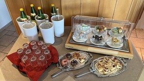 Disposição de buffet com diversos alimentos e bebidas.