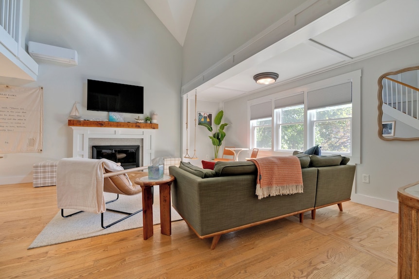 Walk To Long Sands Beach| Private Pool| Dogs Welcome | First Floor King Bedroom - Kittery, ME