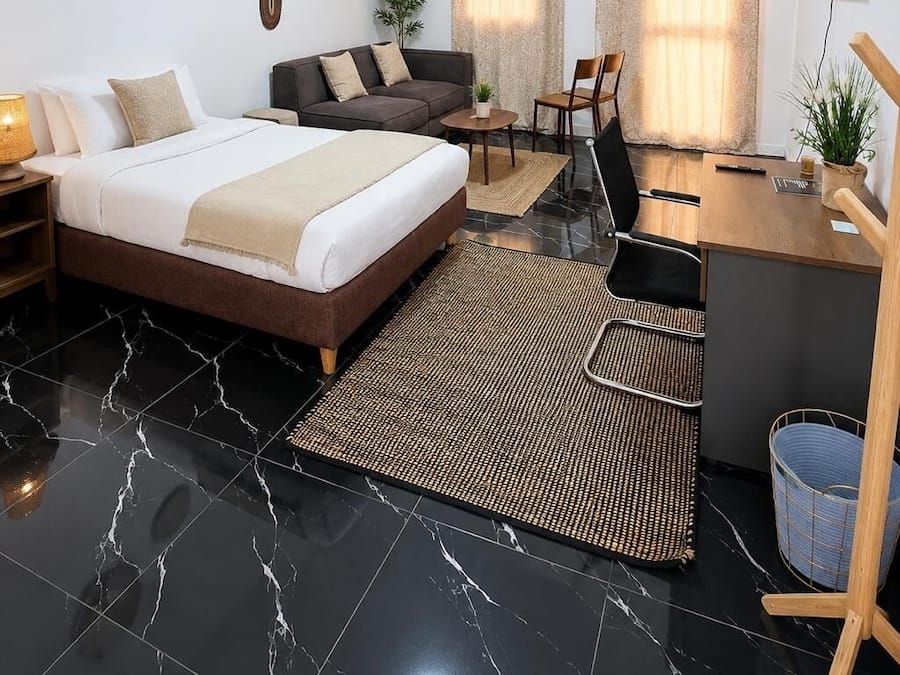 Suíte estúdio conforto, sacada, vista para a baía | Espaço de trabalho para notebook, Wi-Fi de cortesia, roupa de cama