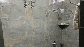 Villa, pátio, vista para a piscina | Casa de banho | Artigos de higiene pessoal grátis, sabão, champô, papel higiénico