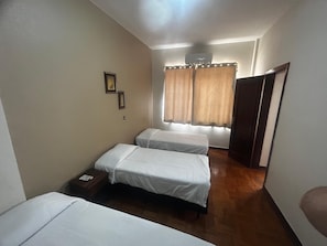 Especial Quádruplo | Espaço de trabalho para notebook, Wi-Fi de cortesia, roupa de cama