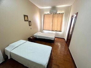 Luxo Twin | Espaço de trabalho para notebook, Wi-Fi de cortesia, roupa de cama