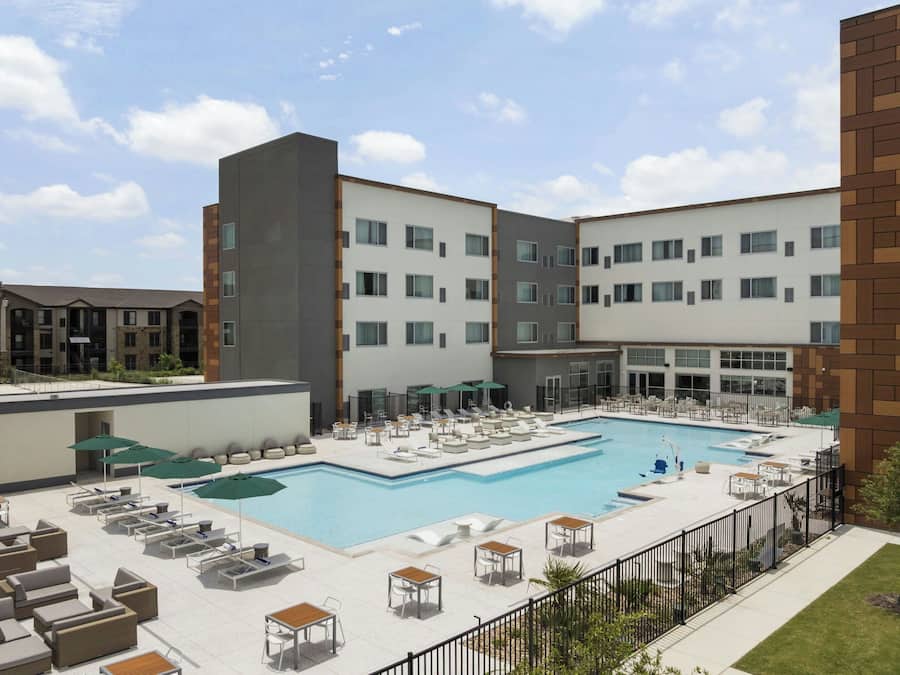 Piscina externa, funciona das 6h às 22h, guarda-sóis, espreguiçadeiras