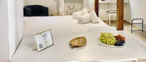 Apartamento conforto, vista para o pátio | Área de estar | TV