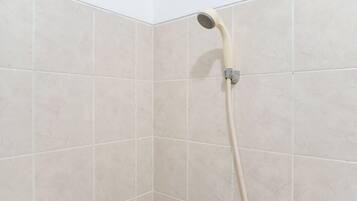 Estúdio luxo | Banheiro | Chuveiro, produtos de toalete grátis, toalhas de banho, sabonete