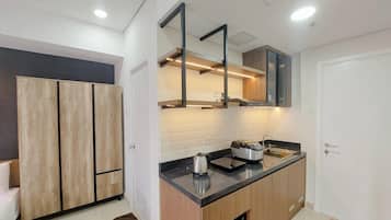 Estúdio luxo | Cozinha privada | Geladeira, cooktop, panela elétrica de arroz, mesas de jantar