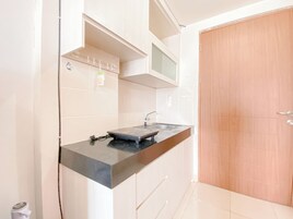 Estúdio Deluxe | Cozinha privada | Um frigorífico, uma placa de cozinha, uma panela elétrica de arroz