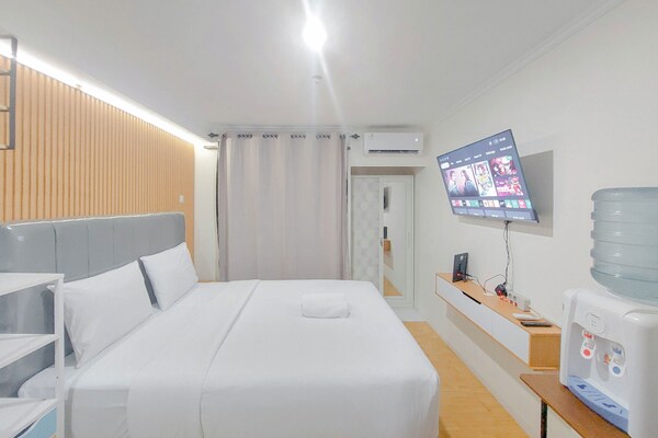 Homey And Elegant Studio At Apartment Sentraland Medan - Medan
