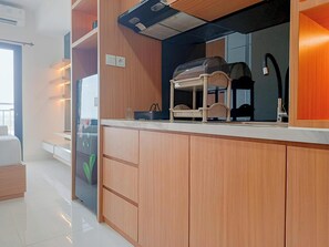 Estúdio Deluxe | Cozinha privada | Um frigorífico, uma placa de cozinha, uma panela elétrica de arroz