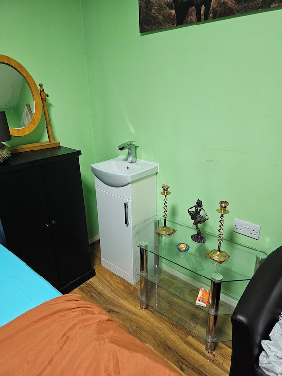 Charming 2-bedroom House In Highwycombe With Wifi And Ac - イギリス ビーコンズフィールド