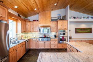 Casa, 4 quartos | Cozinha privada | Geladeira, fogão, cafeteira/chaleira, chaleira elétrica