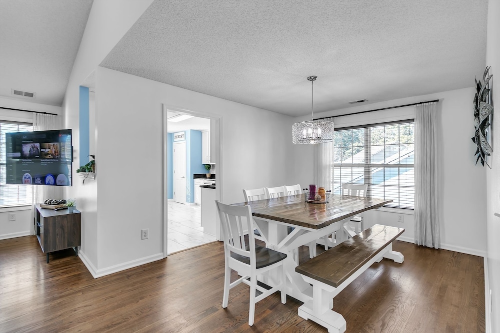 Modern 6br Haven W/ Playroom, Gym & Deck! 6 Bedroom Home - Cartersville, GA