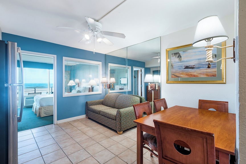 High Floor, Ocean View Condo - Virginia Beach, VA