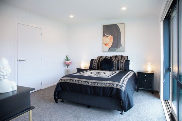 The Mackinnon - Carterton