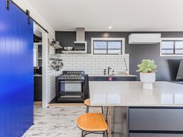 Uma chaleira elétrica, uma torradeira 