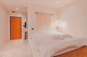 Superior Pool Villa | Escrivaninha, Wi-Fi de cortesia, roupa de cama