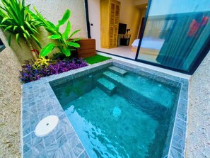 Superior Pool Villa | Escrivaninha, Wi-Fi de cortesia, roupa de cama