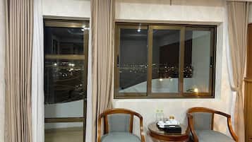 Quarto superior, vista para a cidade | Cofres nos quartos, ferros/tábuas de passar roupa, Wi-Fi de cortesia