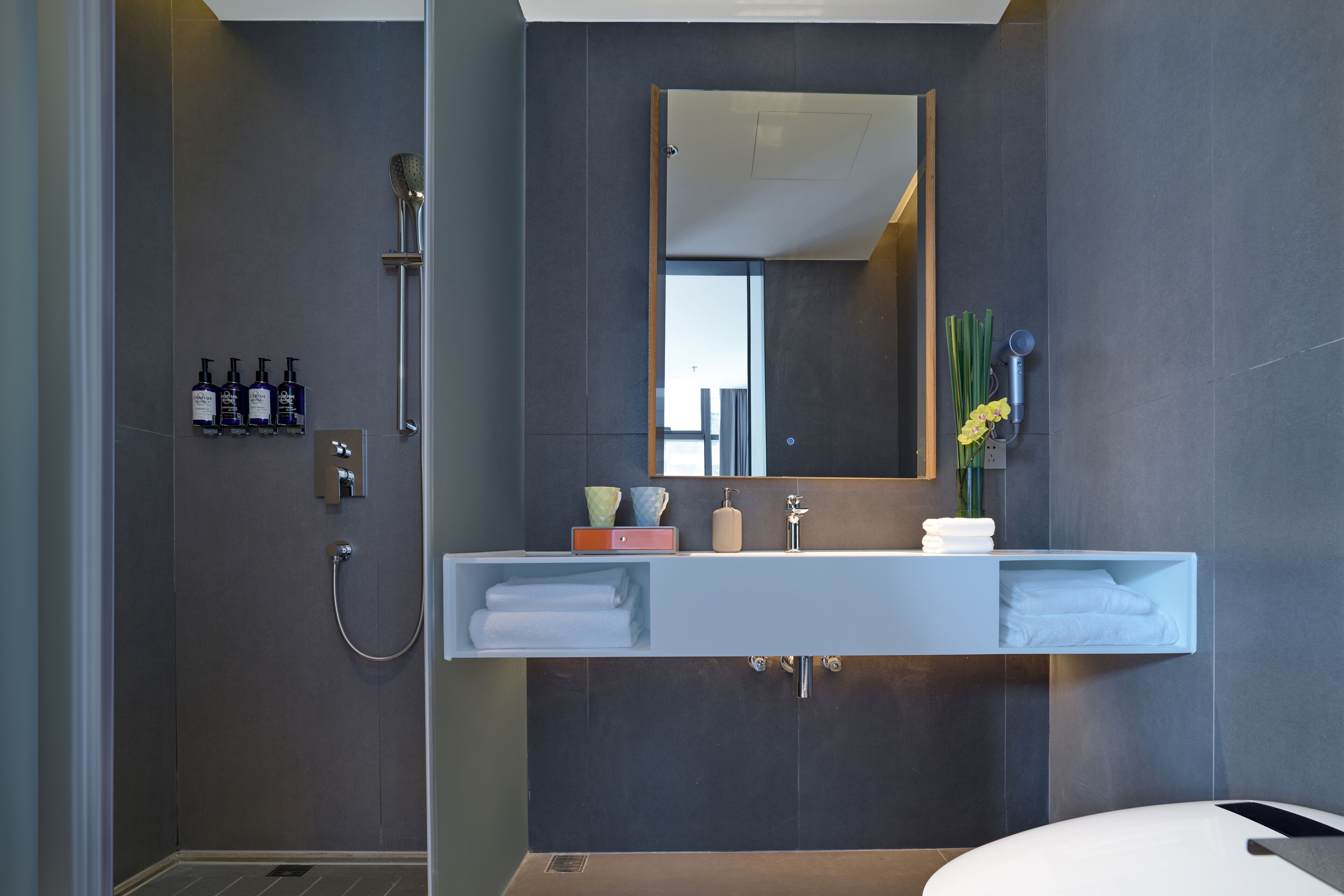 Quarto duplo standard, vista para a cidade | Banheiro | Produtos de toalete grátis, secador de cabelo, roupões de banho 