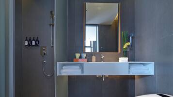 Quarto duplo standard, vista para a cidade | Banheiro | Produtos de toalete grátis, secador de cabelo, roupões de banho