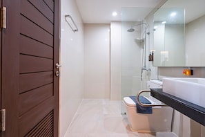 Deluxe Duplex | Casa de banho | Um polibã, um chuveiro de hidromassagem, um secador de cabelo, chinelos