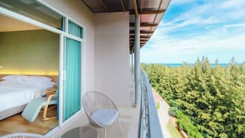 Kaset Suite with Sit and Sip 76 sqm | Vista para o jardim