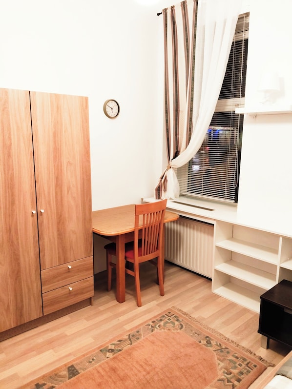 Basic - Einzelzimmer, Stadtblick (n15) | Wi-Fi de cortesia, roupa de cama