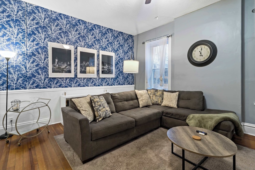 Spacious 2BR w/ Fenced Yard, Office & Fast Wi-Fi, Downtown STL - St ...