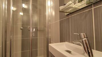 Quarto Individual Standard | Casa de banho | Um polibã, um secador de cabelo, toalhas fornecidas, sabão