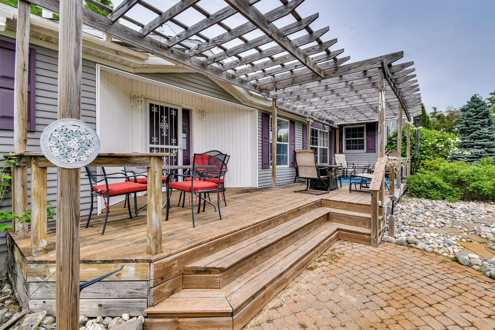 The Country House' - Kalkaska Retreat W/ Fire Pit - Michigan