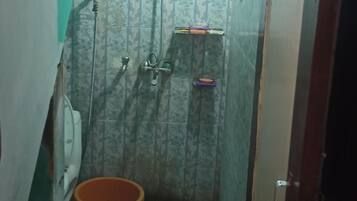 Quarto casal luxo | Banheiro | Chinelos