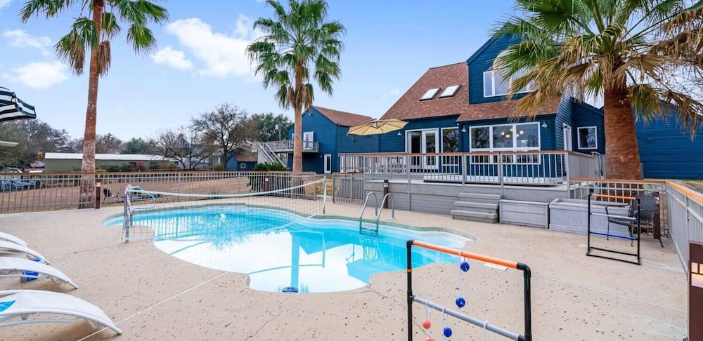 Hot Tub Pool Gameroom Guesthouse On 5a - Austin, TX