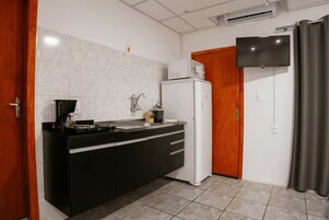 Estúdio | Cozinha privada | Geladeira, micro-ondas, cooktop, talheres/pratos/utensílios de cozinha