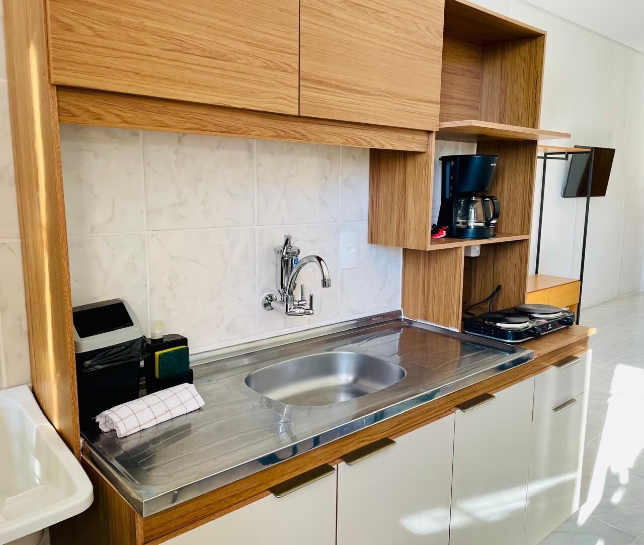 Estúdio Comfort | Cozinha privada | Um frigorífico, um micro-ondas, uma placa de cozinha 