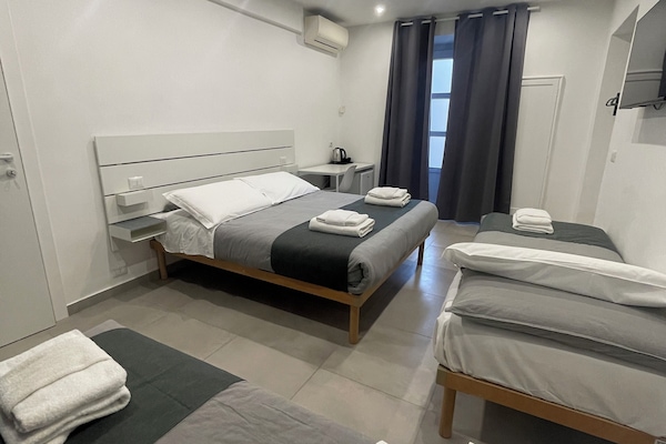 Quarto quádruplo família, vista para o pátio | Escrivaninha, Wi-Fi de cortesia