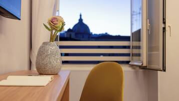 Suite | Cofre no quarto, secretária