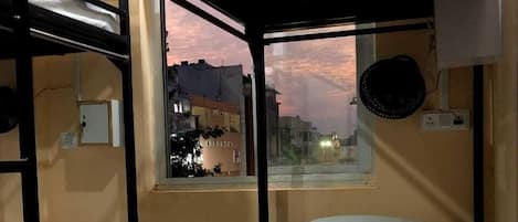 Secretária, secretária adequada para computadores portáteis