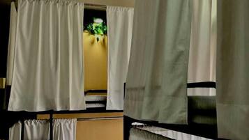 Dormitório Partilhado Económico, apenas para homens | Secretária, secretária adequada para computadores portáteis