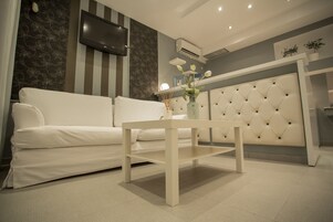 Apartamento luxo, vista para o mar | Área de estar | Smart TV 37 polegadas com canais digitais, Netflix