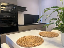 Suite-Estúdio Panorâmica, vista para o mar | Cozinha privada | Um forno, uma máquina de café expresso, uma cafeteira/bule 