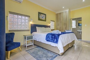 Quarto casal ou duplo clássico, sacada | Cofres nos quartos, escrivaninha, espaço de trabalho para notebook
